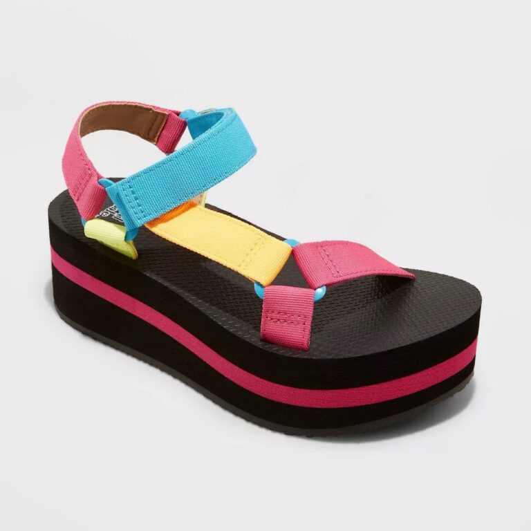 Spring/Summer 2023 Fashion Trends: Styling With Colorful Sandals ...